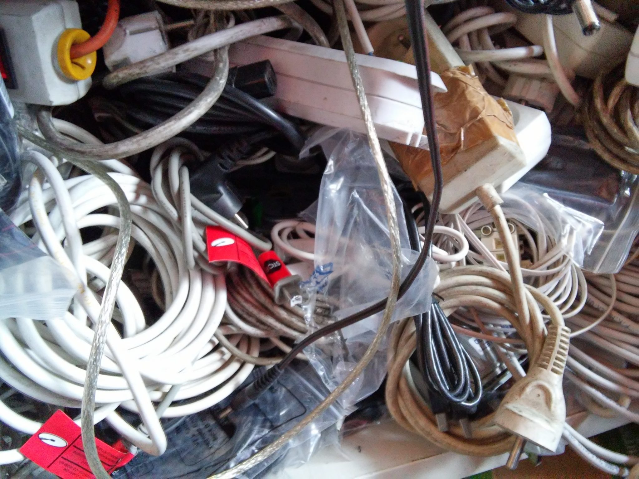 3 Tips Cara Merapikan Kabel Listrik yang Berantakan di Rumah - Global ...